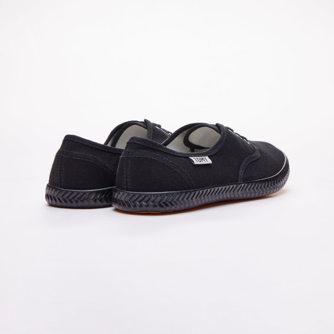 Tomy Takkies – Deluxe Footwear